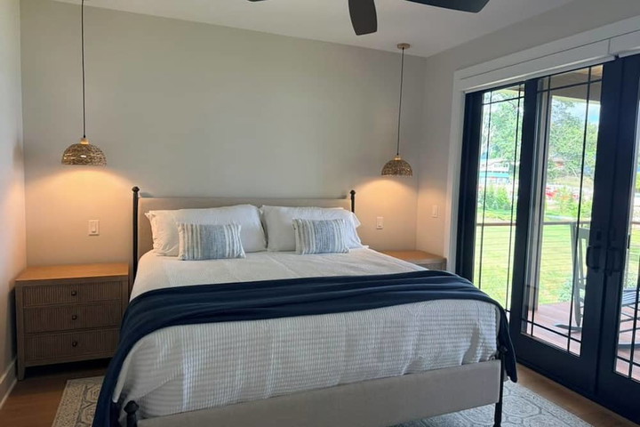 Lakefront Luxury Lodge - Private Beach, Dock, Firepit - Lake George, NY
