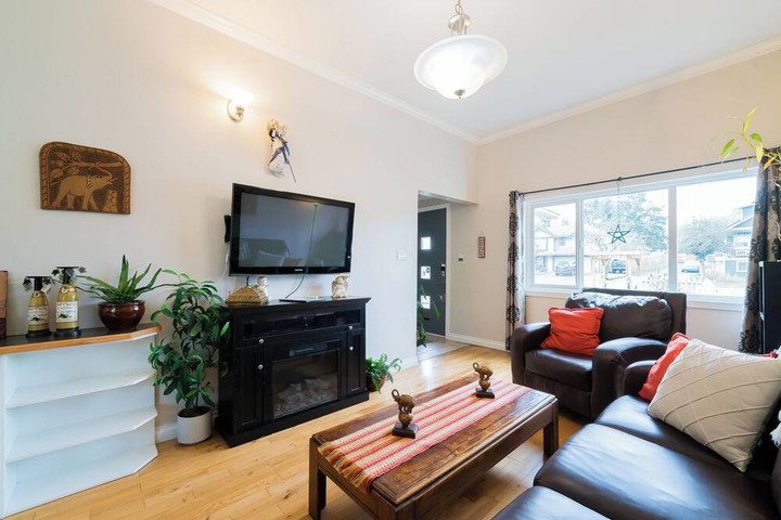 Large Cozy Home Recently Renovated. Walking Distance To Downtown And Amenities - Nanaimo