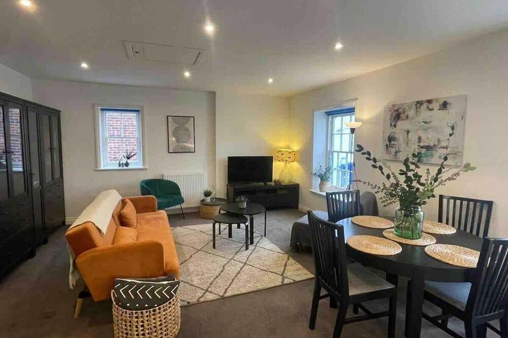 Large Town Centre Apartment With Parking - Wallingford