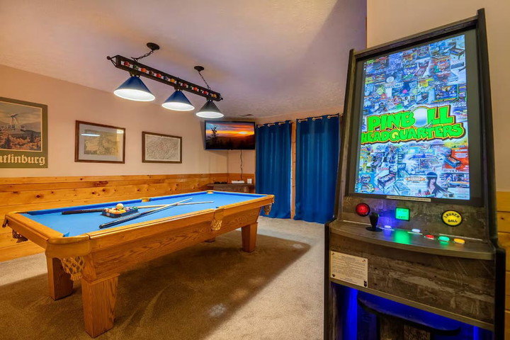 Bear Ridge | Luxury 3br Smoky Mountain Cabin | Hot Tub, Game Room & Pool Access - Gatlinburg, TN