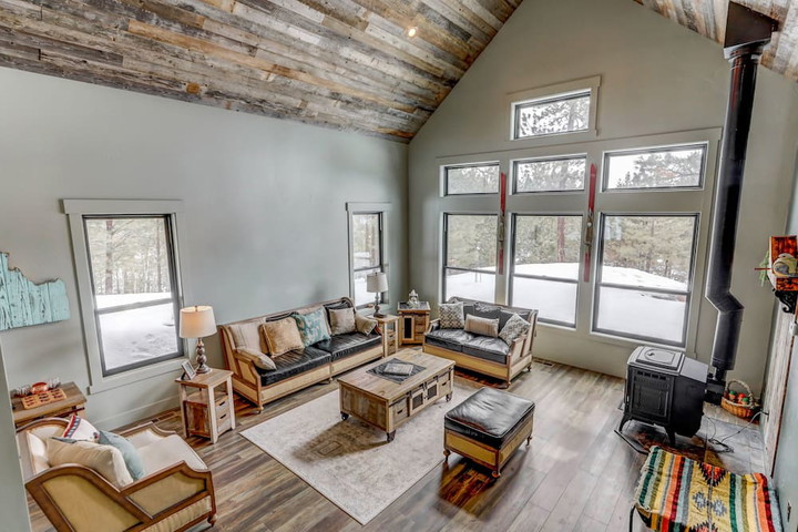 Camp 95 - Stunning Mountain Home - 4.5 Acres - Views - Hot Tub - Pet Friendly - Private - Cascade, ID