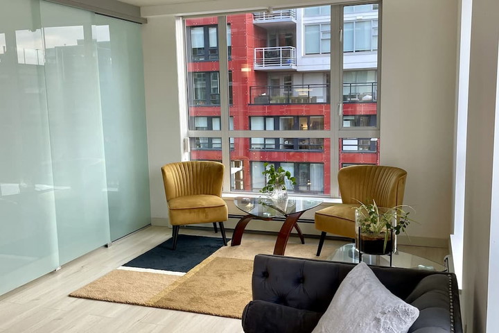 Trendy Chinatown Apartment With Parking - North Vancouver