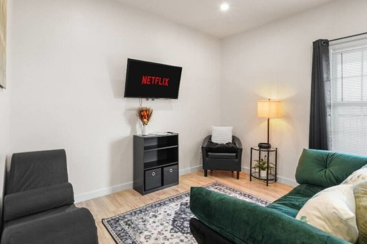 The Worknest | Stylish Stay W/ Desk & Fast Wi-fi - Laredo, TX