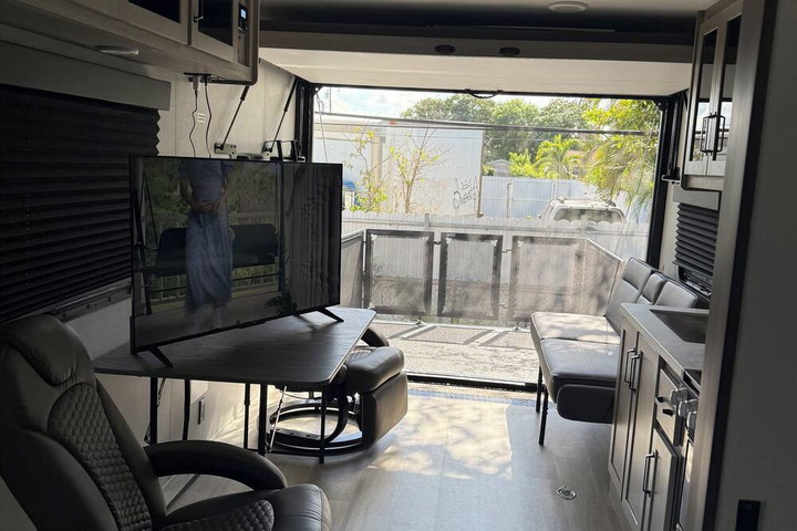 Cozy 1-bedroom Rv Near Hard Rock Stadium With Ac Distance From The Stadium - Hollywood, FL