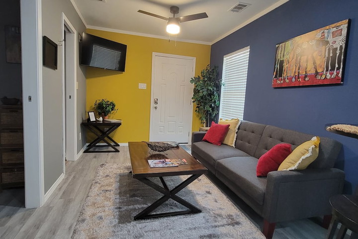 Vibrant Art Retreat. Stylish 1 Bedroom Private Cottage Centrally Located. - Denton, TX