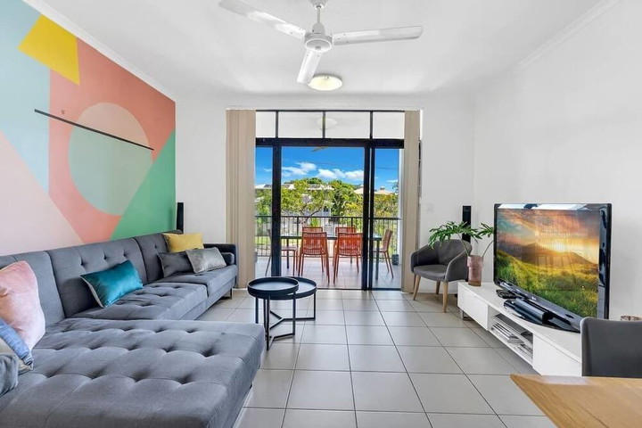 The Lofttrendy Coastal Charm With Pool - Cairns