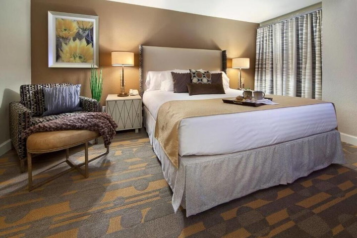 Vegas Strip Getaway: Full Kitchen, Walkable Location, Modern Comfort & Amenities - Las Vegas, NV