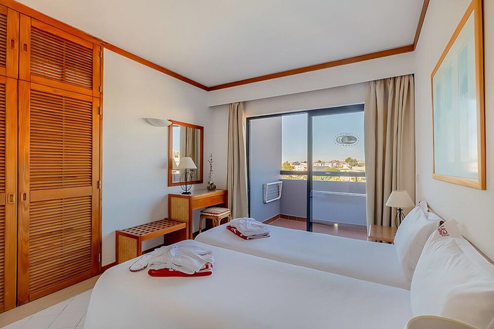 Spacious And Fully-furnished 2br With Balcony, 2 Outdoor Pools, Near Oura Beach! - Albufeira