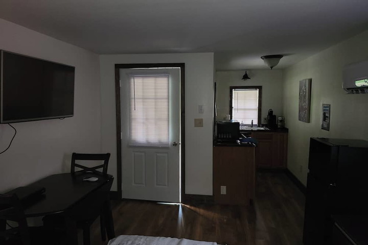 Cozy 1-bedroom House In Awesome Lambsburg With Wifi, Ac , Swimming Pool. - 