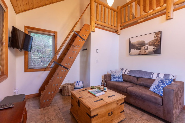 Eagle Cabin I Wild Pacific Trail I Kayak I Forest - Ucluelet