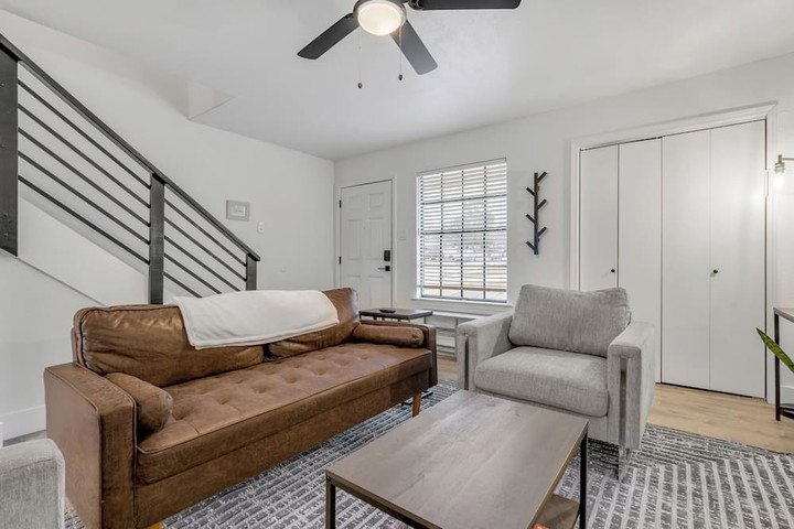 Modern Townhome W/ Deck And Fast Wifi 7 Min From At&t Stadium - Arlington, TX