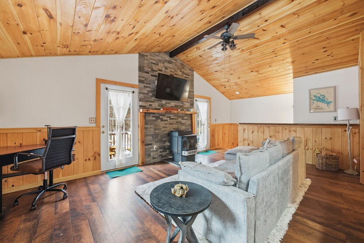 Family & Group Cabin Near Gunstock, Pavilion & Lake - Gilford, NH
