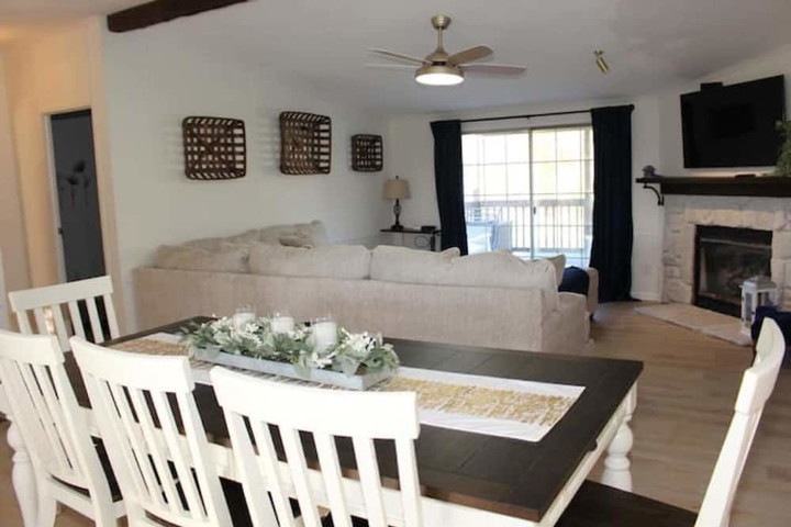 Stay Awhile - 3bd 2ba Home. Beautiful And Spacious.  Kids Room With Play Area. - Bedford, VA
