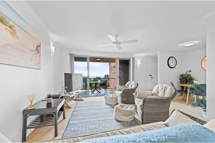 Beachfront Coastal 2br Retreat W/ Balcony - Coolangatta
