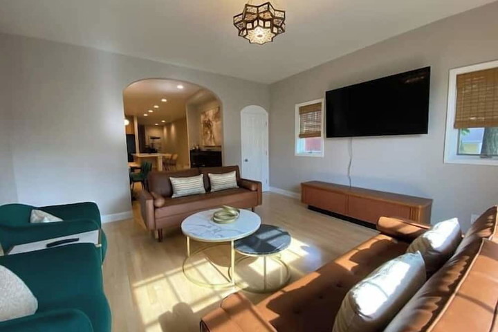 Brady Street Luxury | Close To Downtown | Sleeps 8 - Milwaukee, WI