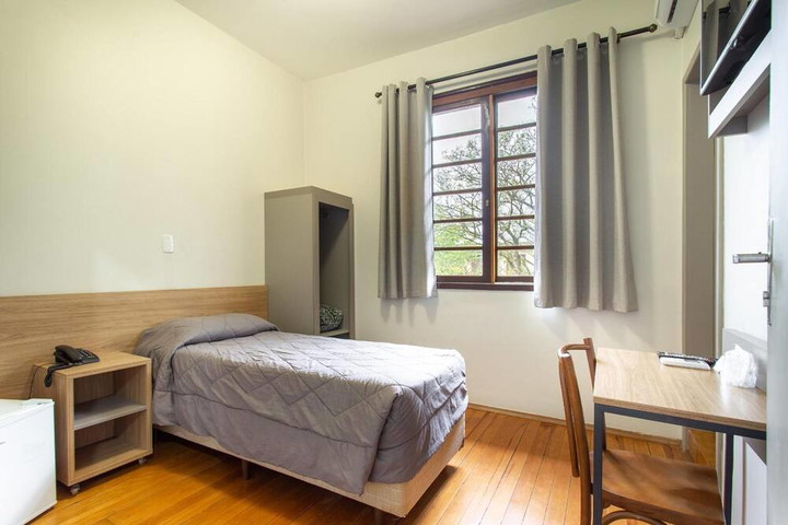 Stylish Stay | Free Breakfast & Parking | Santa Maria Airport (Sbsm) - 5.0 Miles - Santa Maria