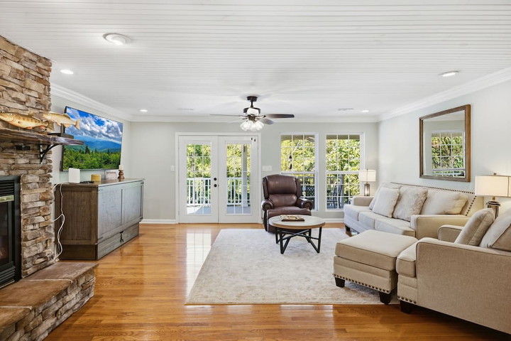 Little River Lodge | 5 King Bedrooms + Riverfront - Maryville, TN