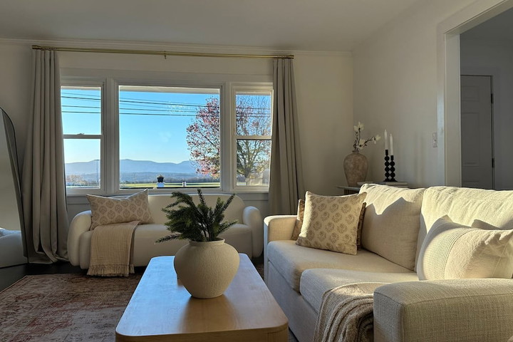 Mountain-view Retreat @ Heart Of Hudson With Decks, Designer Decor & Game - Hudson, NY