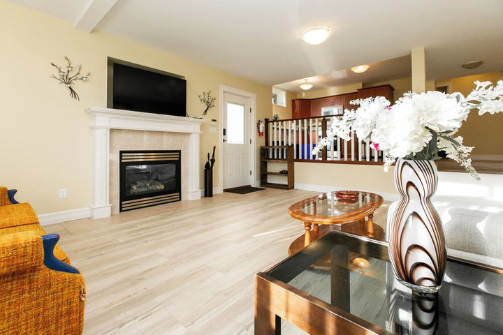 2 Br Spacious Ground Level Suite - Saanich