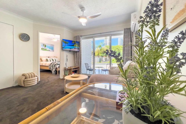 Surfers Paradise Apartment: Beach, Pool & Balcony Escape! - Gold Coast