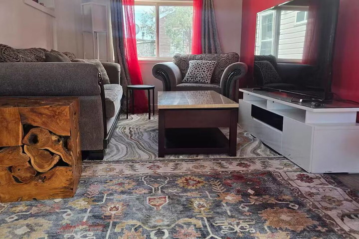 Cozy 3 Bedroom 2 Bathroom House - Yellowknife