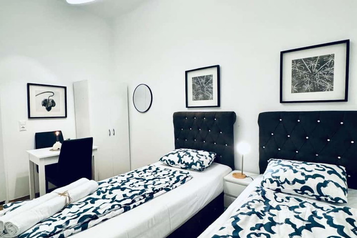 Chic 5br Apt For 10p; W/ Direct City Access - Wien