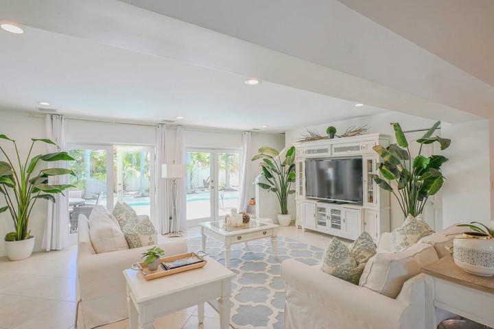 Tropical Paradise Walking Distance From The Beach, With Amazing Salt Water Pool. - Boca Raton, FL