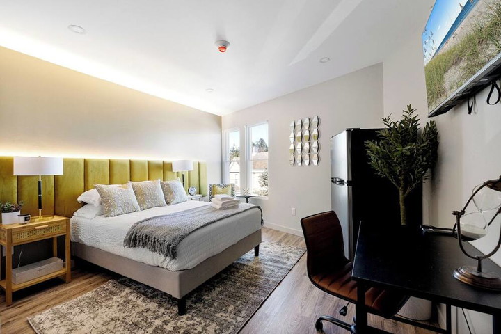The Columbus Hotel - The Sunrise Suite - 89-306 - Middletown, NY