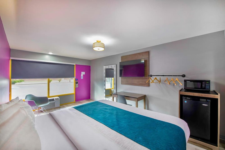 1 King Bed | Non-smoking - Tuscaloosa, AL