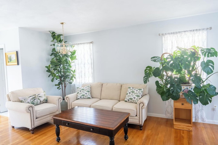 Lovely Bright And Spacious 4-bedroom House With 6 Off-street Parking Spots - Salem, MA