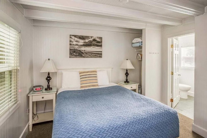 Mcbee Cottage - Standard Queen Room With Kitchenette And Beach Access! - Cannon Beach, OR
