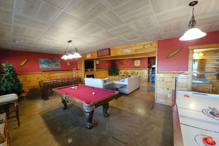 Poolside Mountain Retreat- Family-sized, Pet-friendly, Pool, Hot Tub, Private - Chatsworth, GA