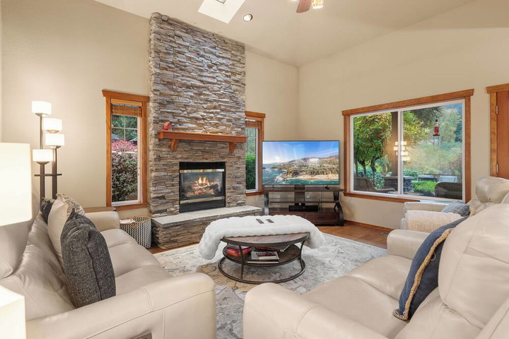 Poppyrosa Estate With Mountain Views Minutes From Seattle, Bellevue, Sea-tac - Issaquah, WA