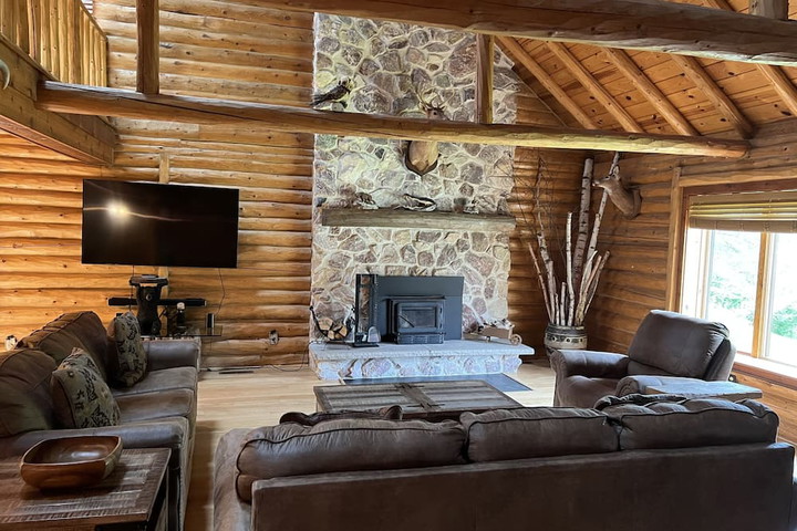 Log Cabin With Hot Tub - Medina, OH