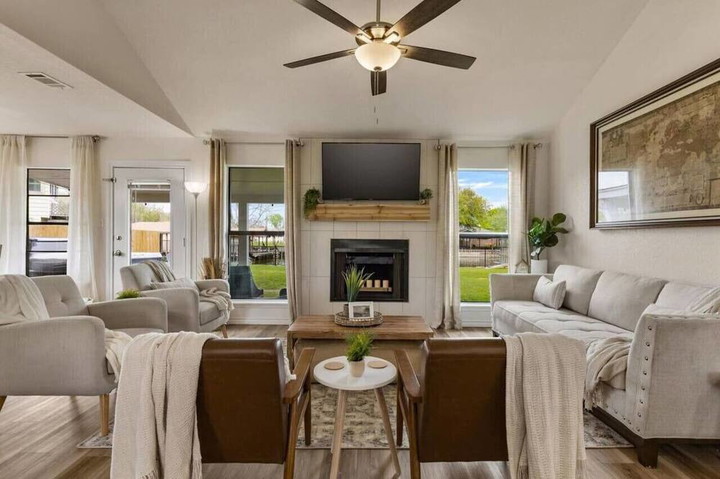 Cozy Lake Granbury Getaway | Hot Tub & Fire Pit - Granbury, TX