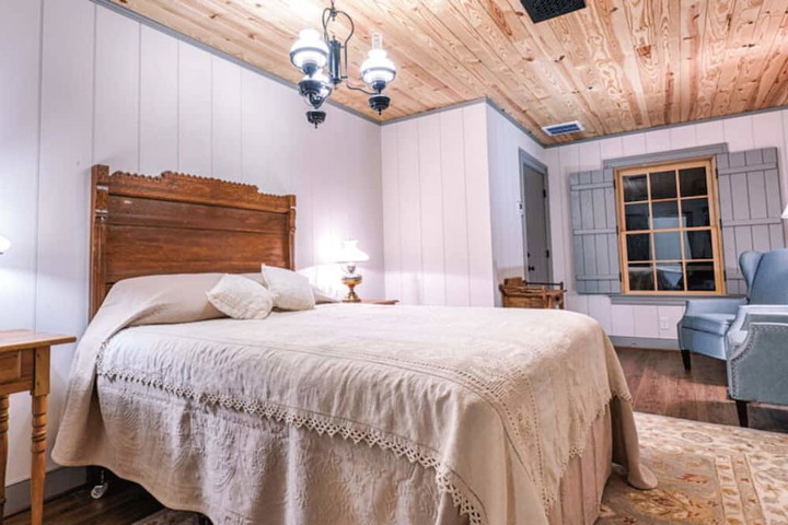 Bed & Breakfast In A 1795 Log Cabin On Working Farm, George Washington, Sr Suite - Staunton, VA