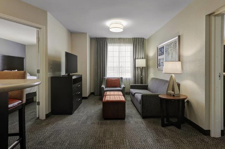 Ada Suite | Roll-in Shower | Free Breakfast - Maryland