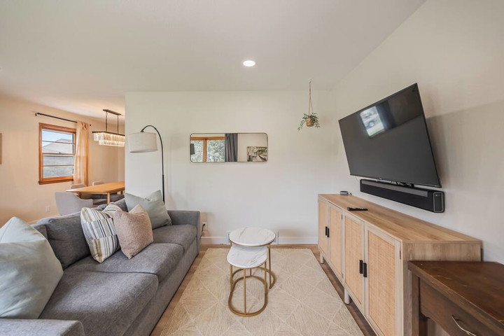 Welcome To Tiny's House. Your 3 Beds, 1 Bathroom Cozy Retreat In Des Moines - Ankeny, IA