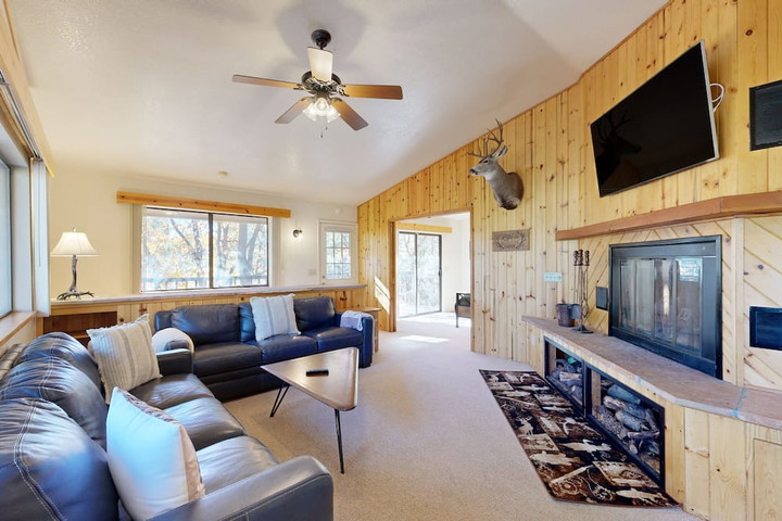 Serene, Two-story Cabin With A Game Room, Washer/dryer, & Furnished Deck - Pinetop-Lakeside, AZ