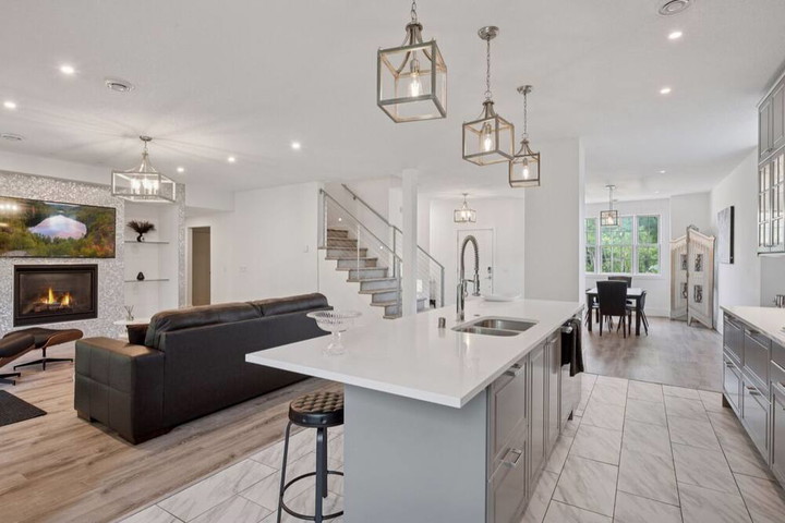 Architecturally Design 4 Bedroom Home Walking Distance To Downtown Wayzata - Eden Prairie, MN