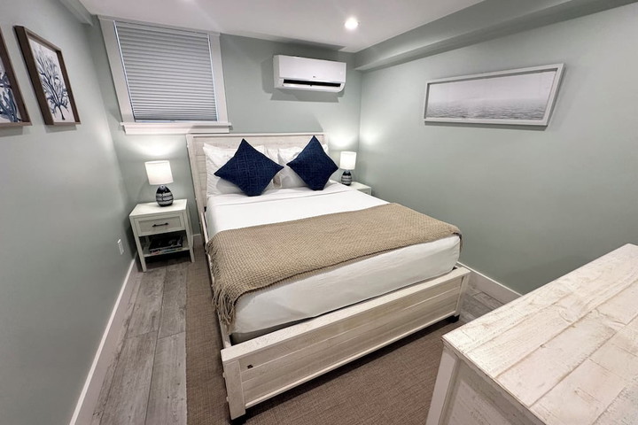 Stunning Downtown Newport Ri Vibes In This Stunning Renovated 2br Apartment Off Historic Thames Street! 2 Queen Beds + Pull-out Sofa (Sleeps 6), Full Stocked Kitchen, Private Deck Entry, Ac, 2 Tvs, Off-street Parking. Steps To Dining, Wharfs. Enjoy! - Newport, RI