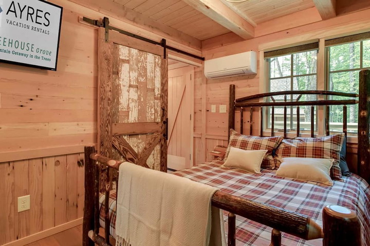 Cute Tree House With Barbecue In Gatlinburg, Tennessee - Gatlinburg, TN