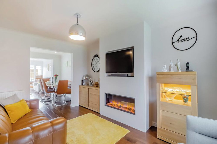 4 Bedroom Accommodation In Bridgend - Bridgend