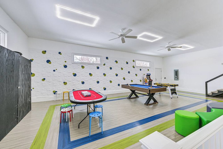 Game Room, Hot Tub! Family Getaway In Bayshore - Deer Park, NY