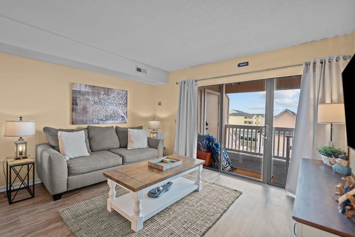 Country Coastal-steps To The Beach & Pool - Carolina Beach, NC