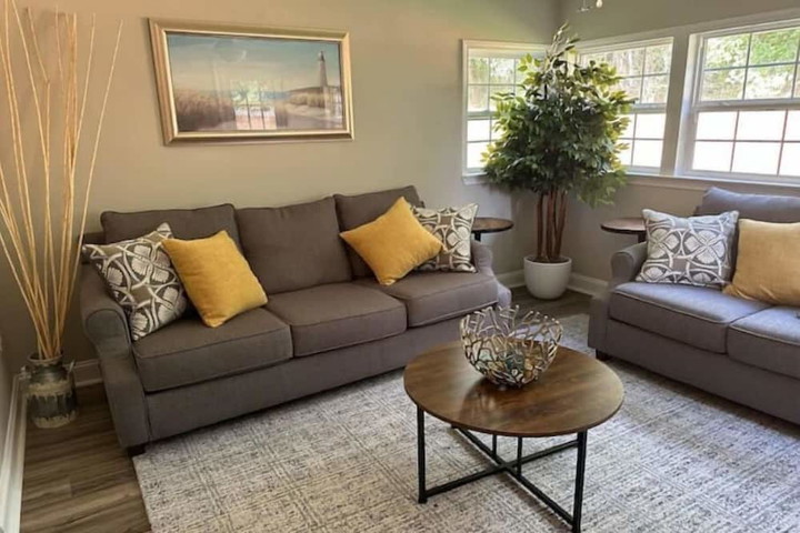 Clean, Quiet, & Cozy, Bungalow Getaway - Richmond Hill, GA