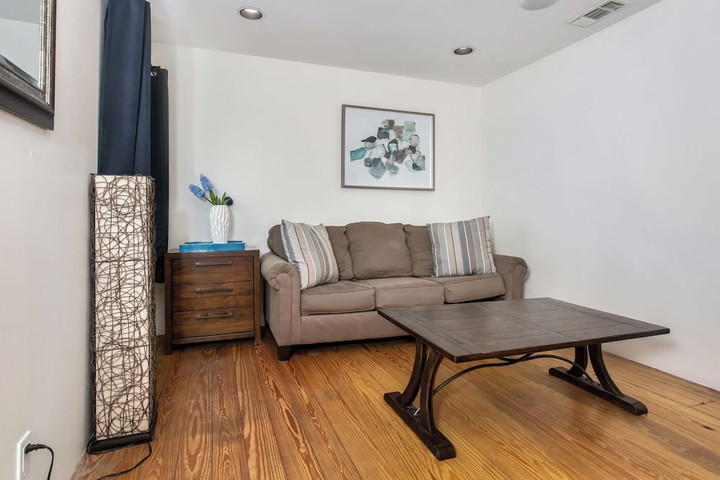 Cozy 1br Retreat With King Bed, Wifi, Fire Pit, And Walkable Fredericksburg Charm. - Fredericksburg, TX
