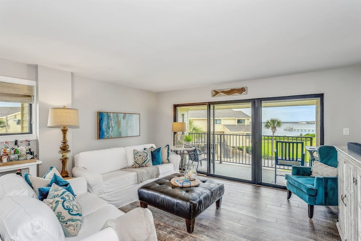 Your Family Friendly Vacation Awaits! Olympic Size Pool! Short Walk To Beach - Gulf Breeze, FL