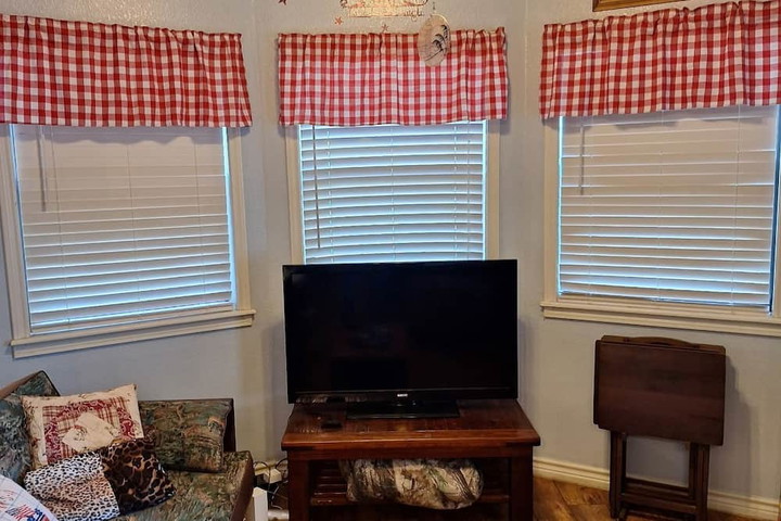 Clean, Cozy Lake Cabin Comfort... - Lake Whitney, TX