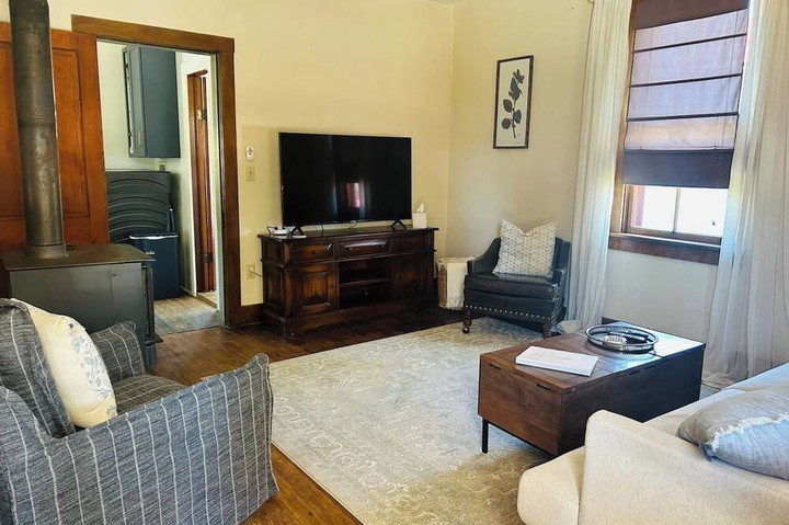 Charming Farmhouse On 6th Street - Cruise In Ready! - Hermann, MO